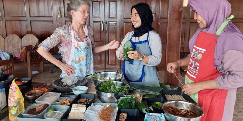 Yogyakarta: Javanese Cooking Class & Market Tour - Learning and Tasting