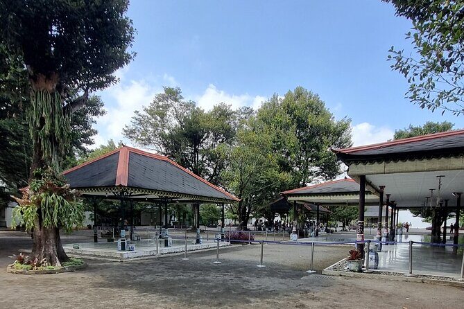 Yogyakarta Keraton & Tamansari water castle English/France guide - Who Should Consider This Tour?