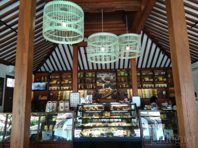 Yogyakarta: Make Your Own Chocolate Monggo and Pottery - A Creative Day in Yogyakarta: Make Your Own Chocolate Monggo and Pottery