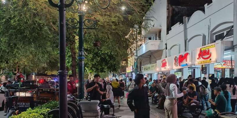 Yogyakarta: Nighttime Walk and Food Tour - The Itinerary: What to Expect Step-by-Step