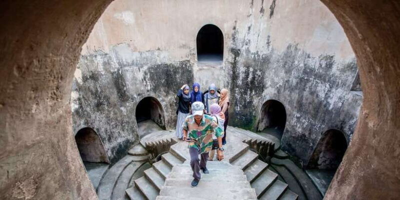 Yogyakarta: Palace, Water Castle & UNESCO Temple Guided Tour - Key Points