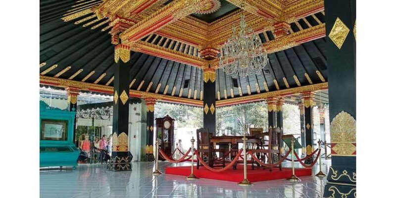 Yogyakarta: Prambanan Temple Morning Tour and Palace Tour - The Experience in Action: What You’ll Likely Encounter