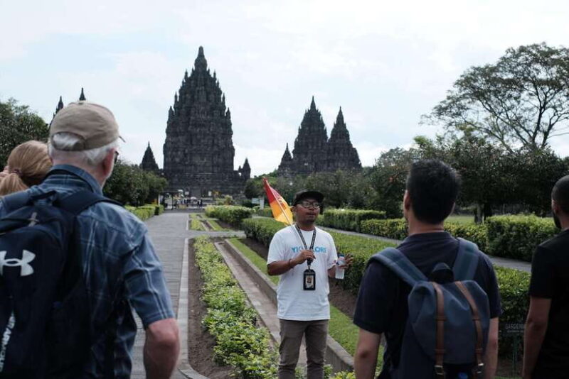 Yogyakarta: Setumbu Sunrise Borobudur Climb-up and Prambanan - Setumbu Hill: The Sunrise Spectacle