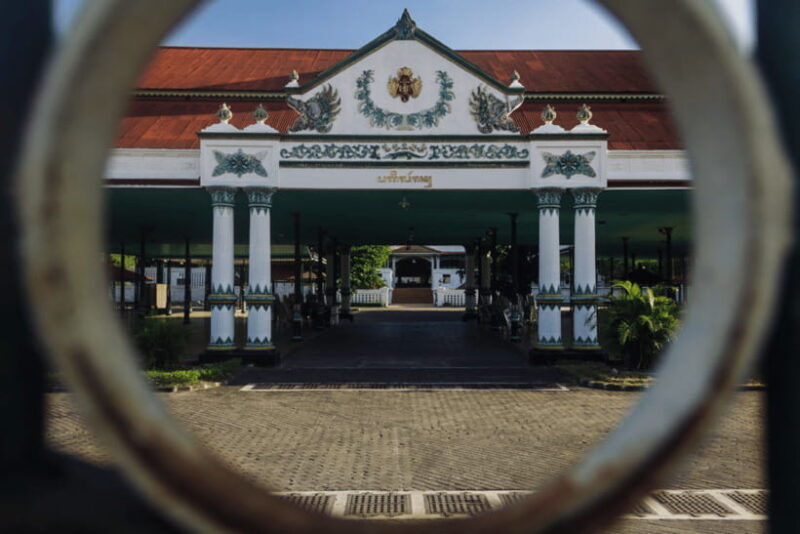 Yogyakarta: Sultan Palace & Water Castle Day Tour - Key Points