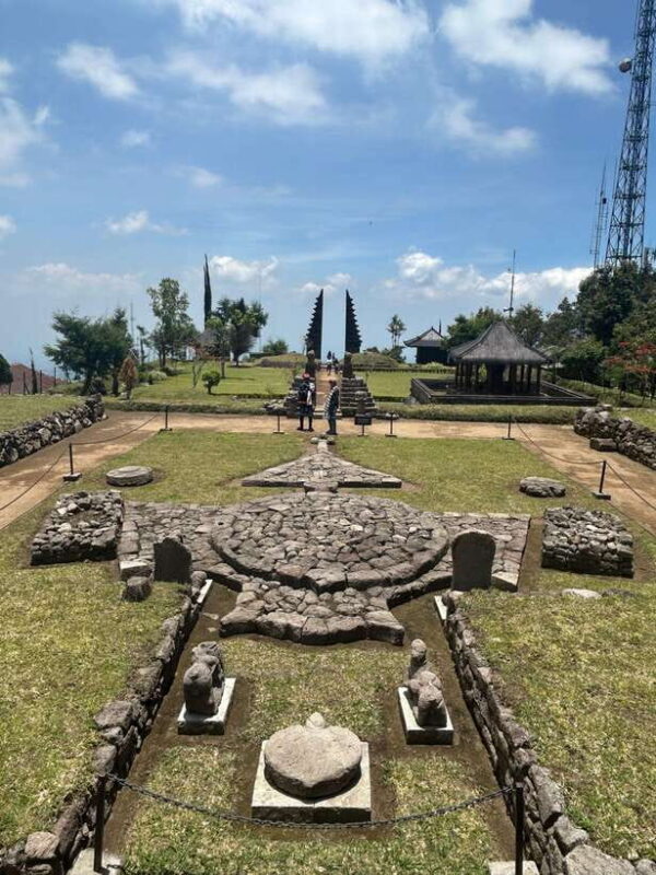 Yogyakarta : Surakarta + Sukuh temple + Cetho temple + Guide - The Itinerary in Detail: Why It Matters