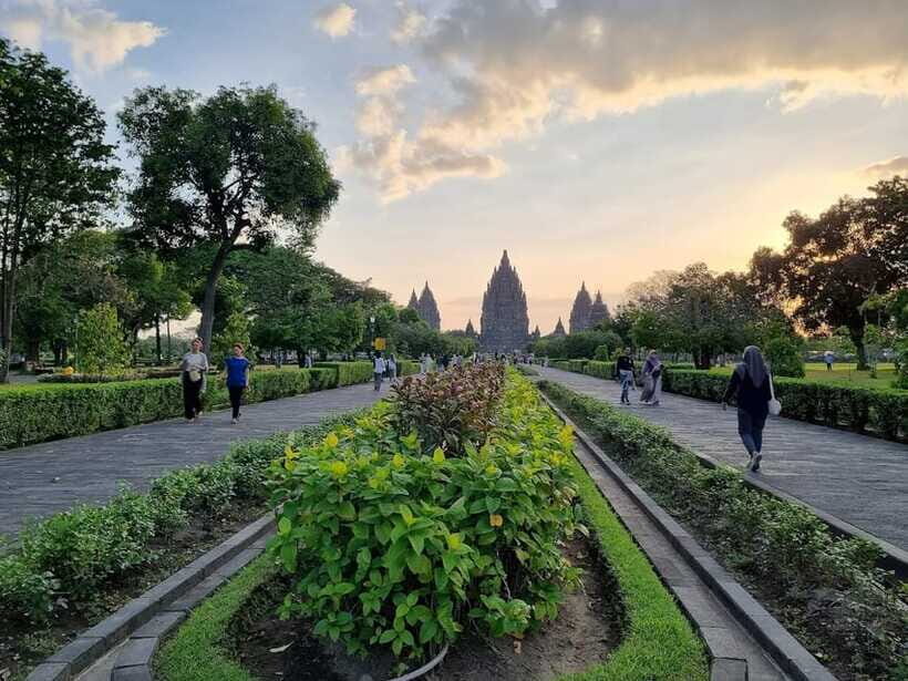 Yogyakarta: Transfer & Tour Borobudur and Prambanan Temples - Mendut Temple: An Extra Spiritual Stop