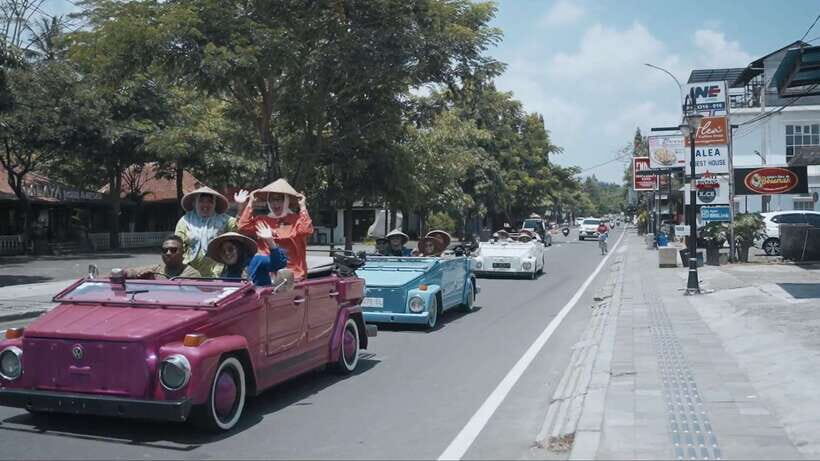 Yogyakarta : VW Setumbu Sunrise Borobudur Climb Up Tour - Climbing Borobudur