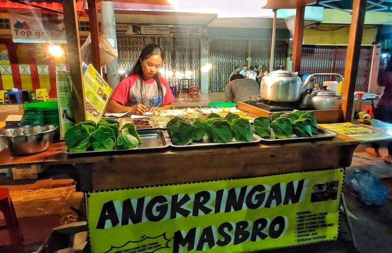 Yogyakarta walking tour: Gourmet Stroll & Nightly Highlights - Starting at the Yogyakarta Monument: Setting the Scene