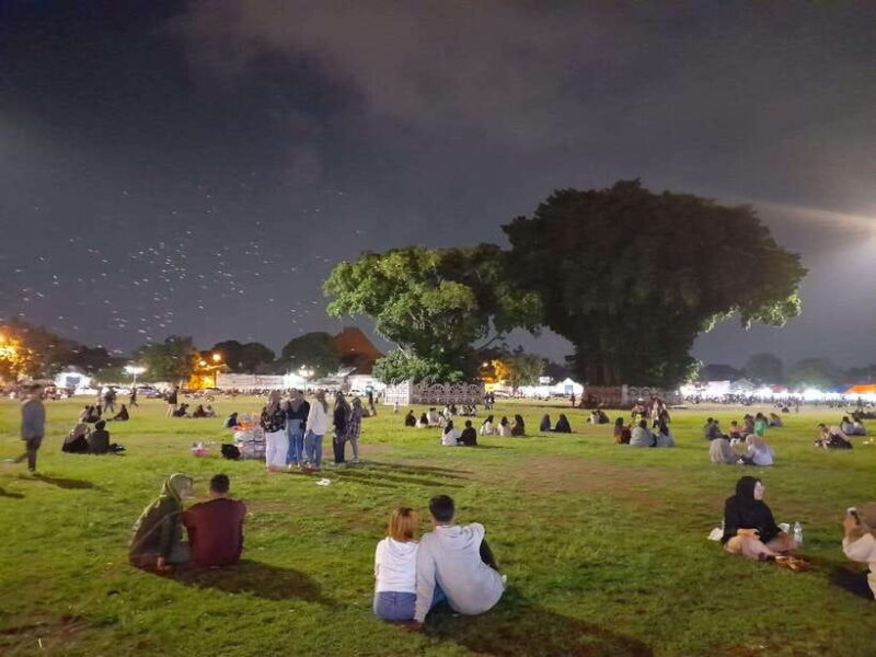 Yogyakarta walking tour: Gourmet Stroll & Nightly Highlights - Exploring Landmarks Under Nightfall