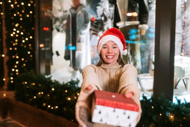 Yuletide Charm: A Southern Christmas Journey in Savannah - Key Points