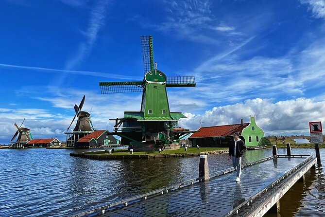 Zaanse Schans and Giethoorn Unique Day Trip With Boat Cruise - Exploring Giethoorns Unique Features
