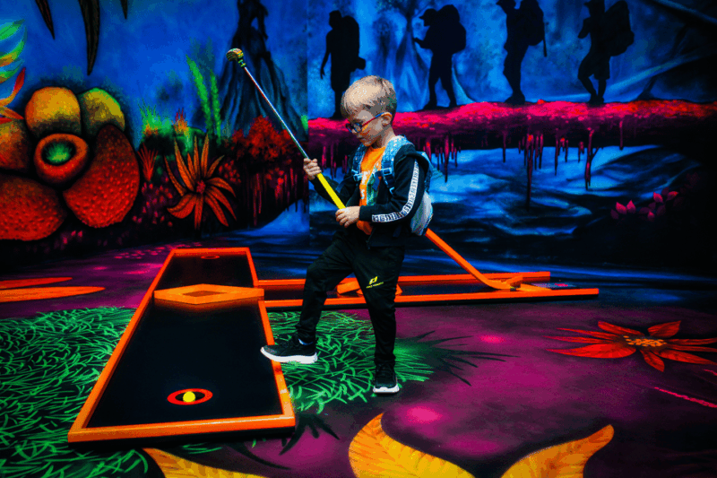 Zurich: Black Light Galaxy Minigolf - Mastering the 3D Challenges